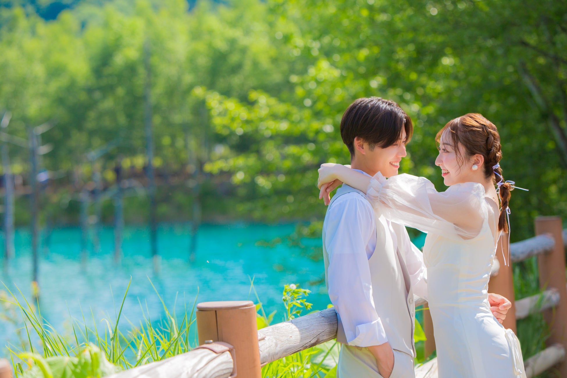 【北海道美瑛】青い池で叶える夢のウェディングフォト！サムシングブルーが織りなす幻想的な一枚 | 公募/コンテスト/コンペ情報なら「Koubo」